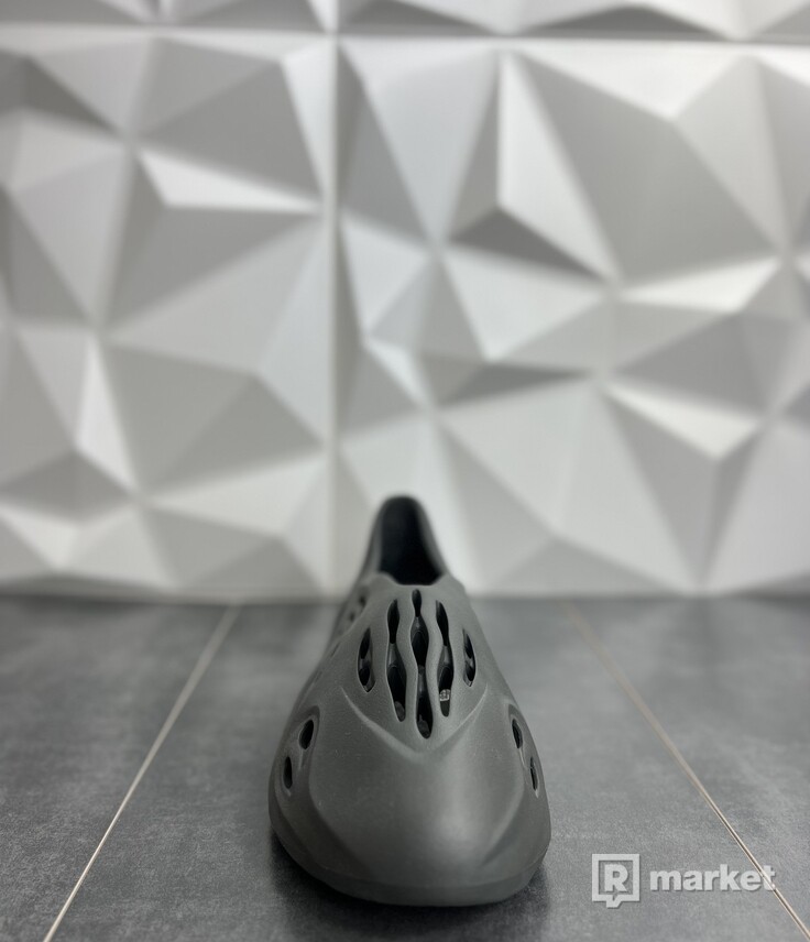 Adidas Yeezy Foam Runner Carbon Refresher Market
