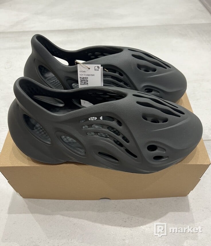 Yeezy Foam Runner Carbon Refresher Market