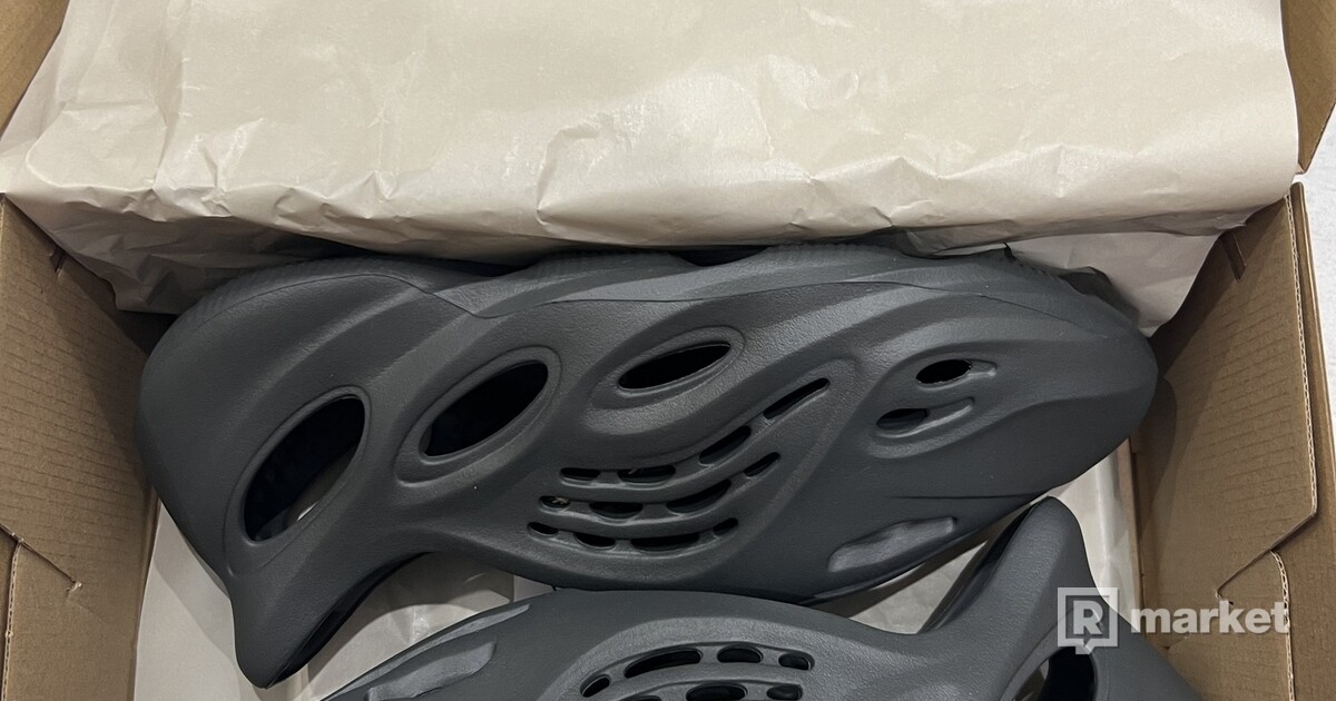 Yeezy Foam Runner Carbon Refresher Market
